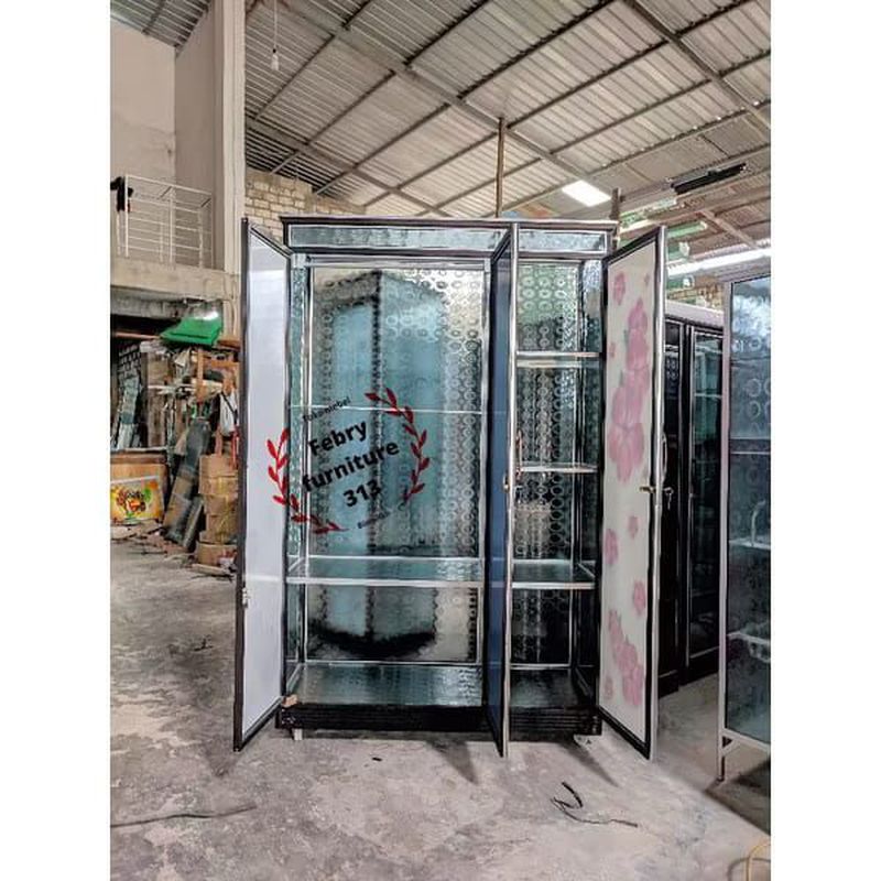 Lemari Kaca Rak dan Gantungan