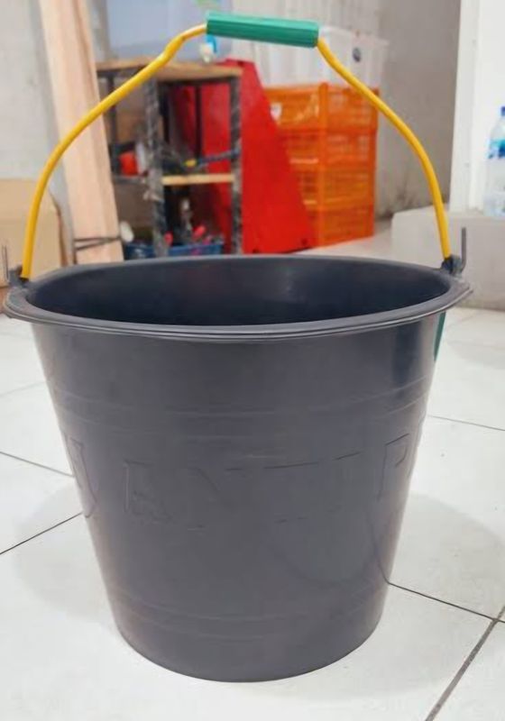 Ember plastik besar