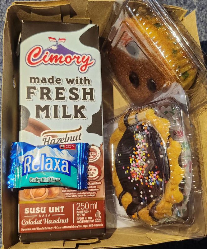 SNACK BOX + SUSU 250ml + 2 KUE (Bolu Cokelat + Pie Kering Cokelat) + Permen