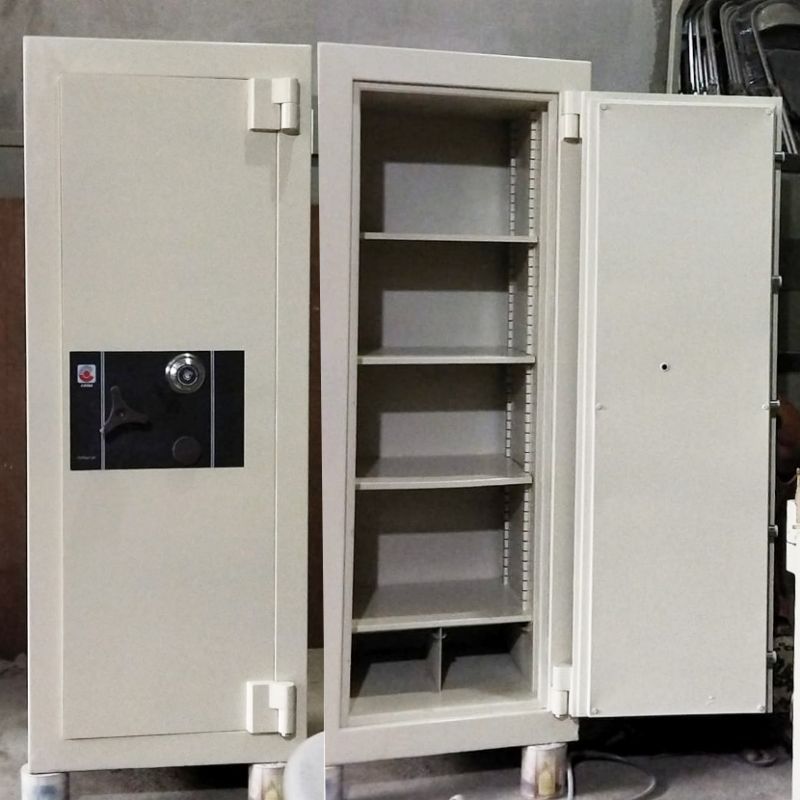 Brankas ukuran 1500T x 800L x 720D