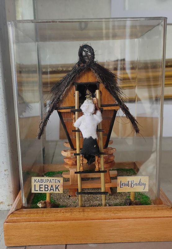 Miniatur Leuit Baduy