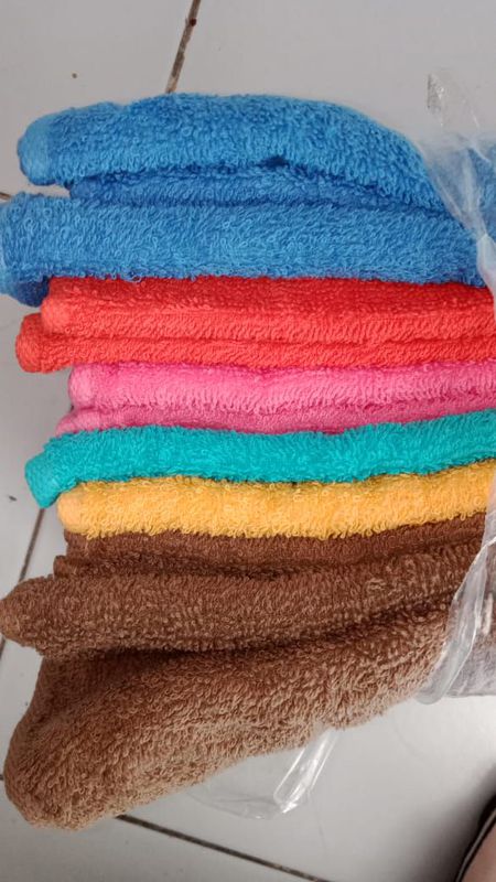 HANDUK ( uk. 100 cm x 50 cm, Merk Mutia )