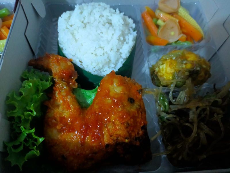 Paket nasi ayam bakar