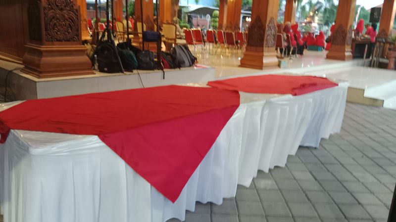 meja sedang