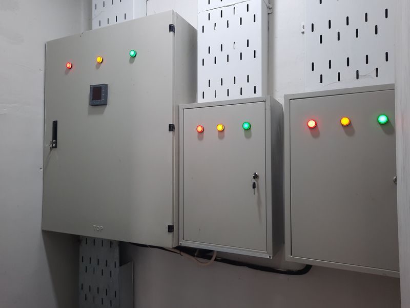 Box Panel Besi + Dudukan + Lampu Tanda + Digital Power Meter 3 Phase