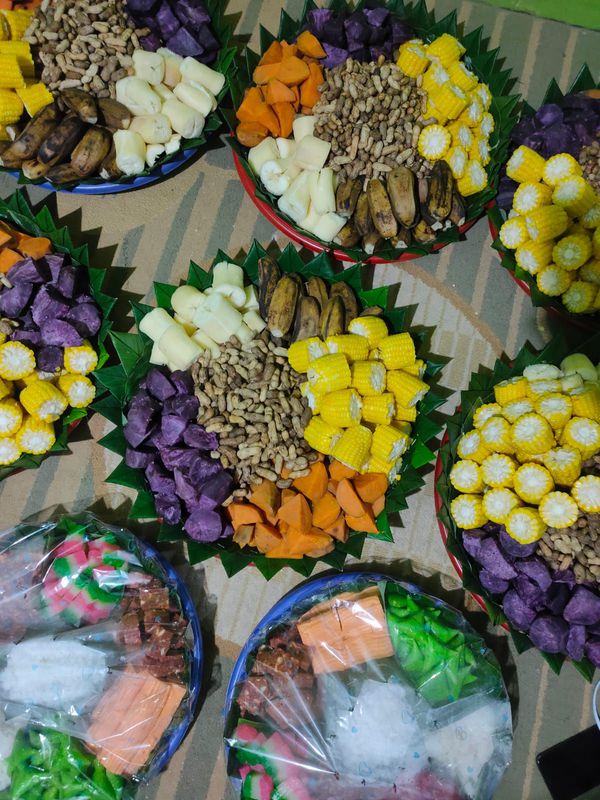 Tumpeng Rebusan Jajanan Pasar