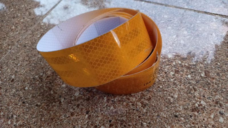 Stiker reflektor kuning