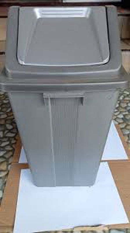 Tempat Sampah Tertutup Besar