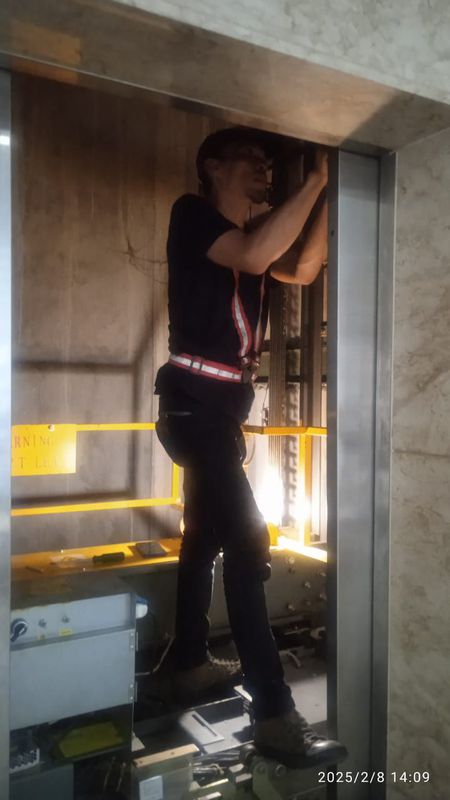 Perbaikan Unit Lift setel Sill Pintu