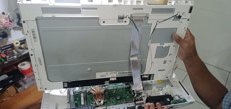 Penggantian Layar LCD AIO 21.5 inch atau 22 inch