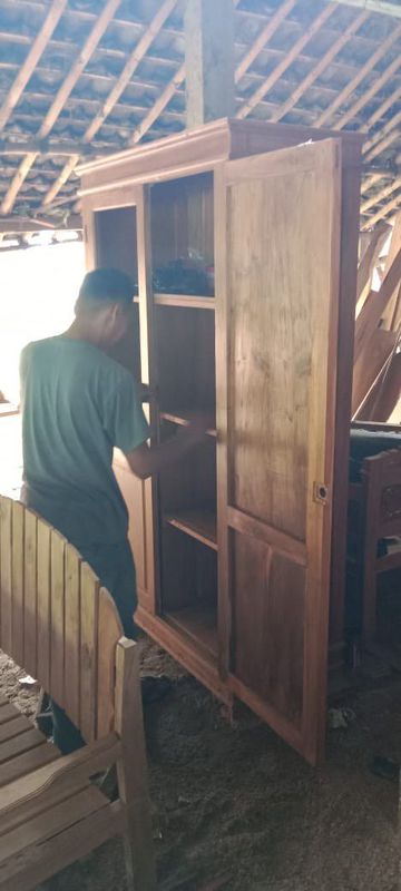 JASA PERBAIKAN DAN CAT LEMARI KAYU