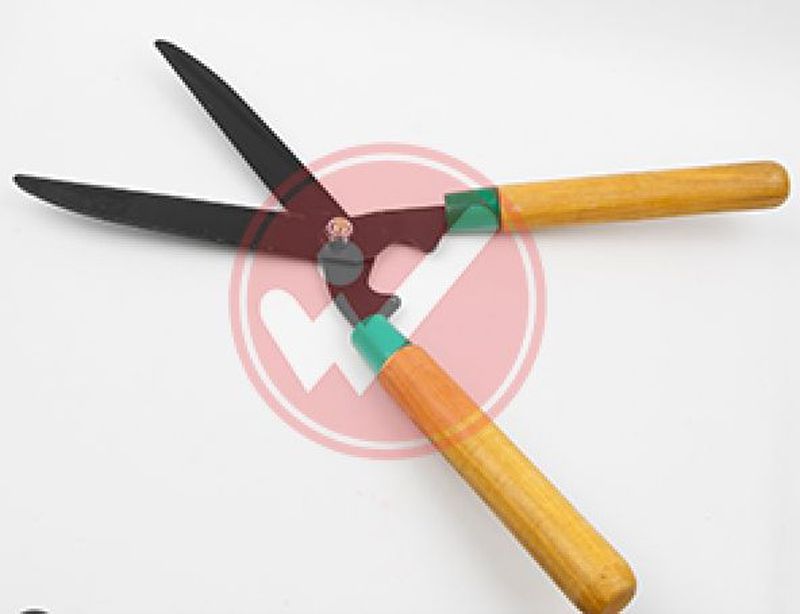 Gunting rumput tangkai kayu