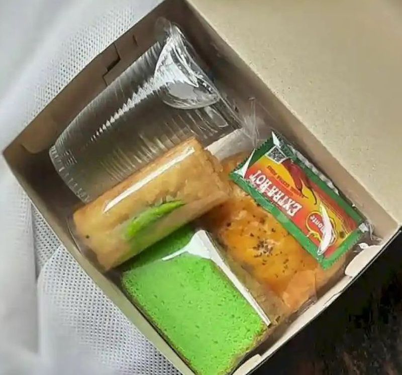 Paket Snack Box di dalam Kotak Makanan Ringan plus air mineral