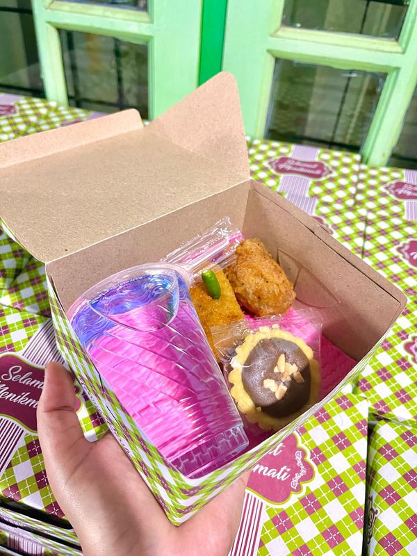 Kue Kotak (snack box)