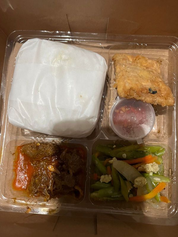 Nasi Box isi Olahan Daging Sapi dan Menu Pelengkap