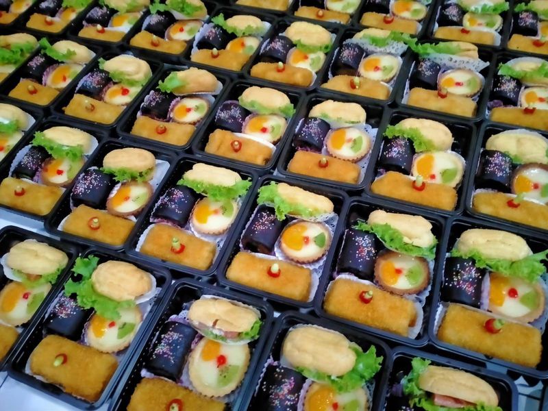 kue box isi 4 (pastel, pai, coklat cake, lemper)
