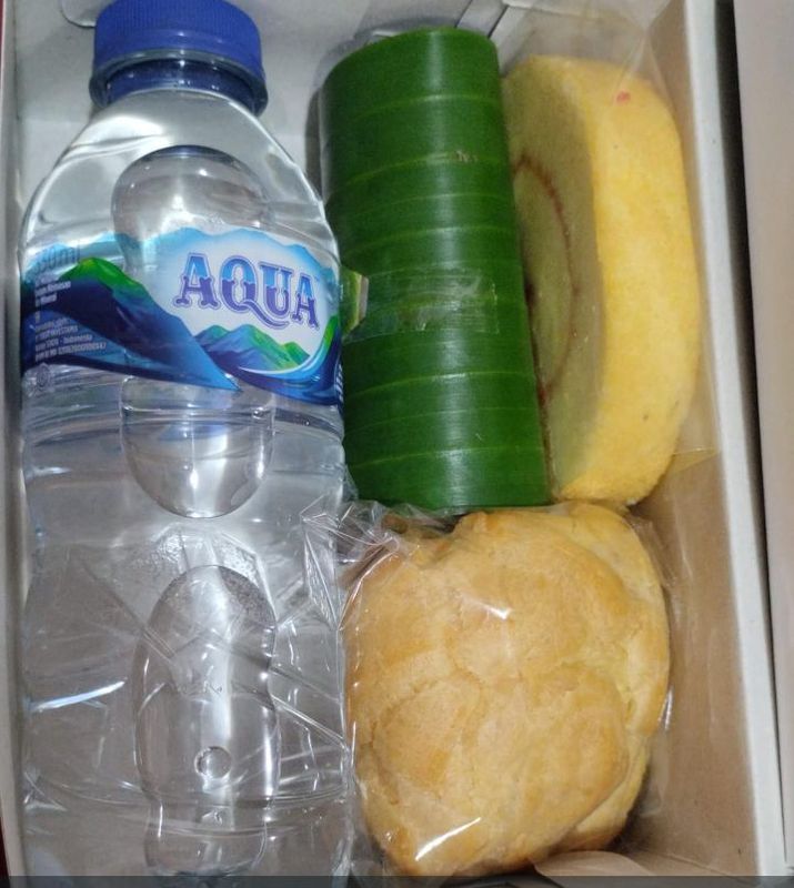 Snack Box 16 rb isi lemper,sus,rol gulung dan aqua botol by enggal kediri