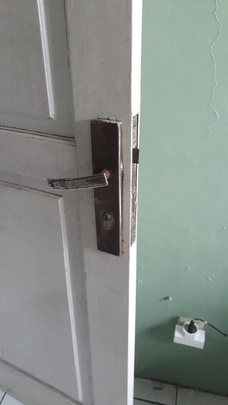 perbaikan pintu