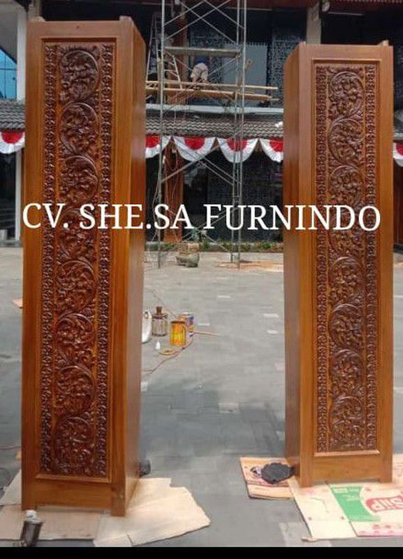 Pilar Kayu Jati dengan ornamen ukiran (Penuh/banyak)