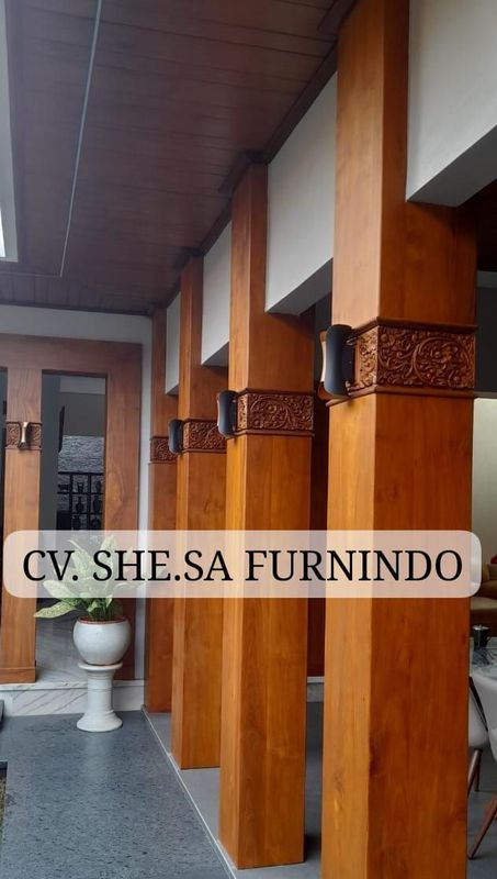 Pilar Kayu Jati dengan ornamen ukiran sederhana