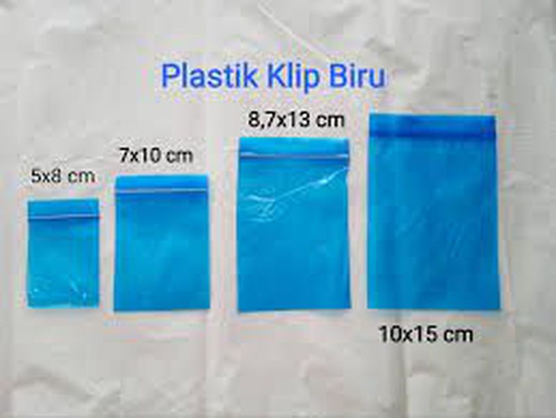 Plastik klip warna biru 7 x 10 polos