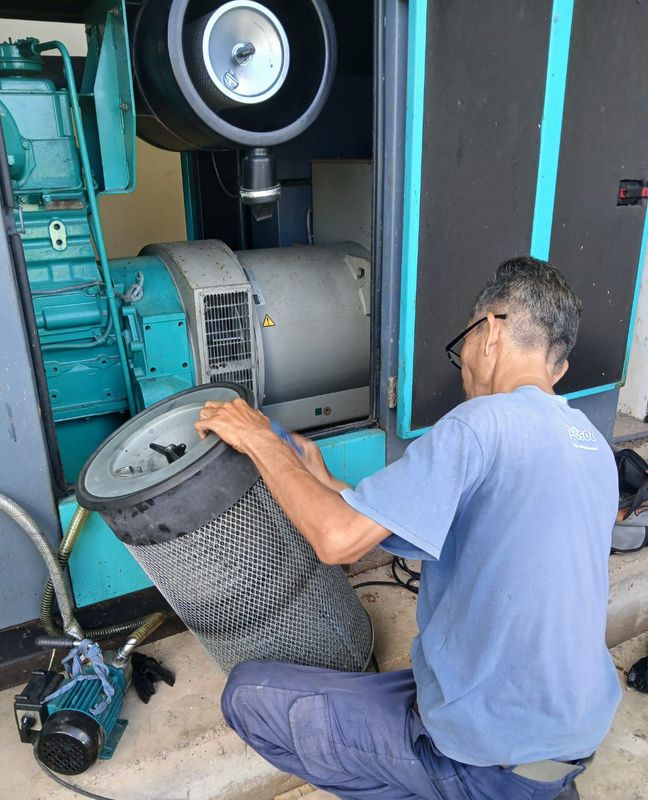 Pengecekan dan penambahan air radiator genset