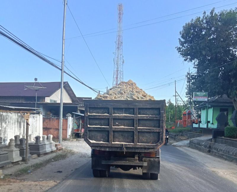 Mengangkut Material atau hasil galian dengan jarak angkut 50 s.d 100 m