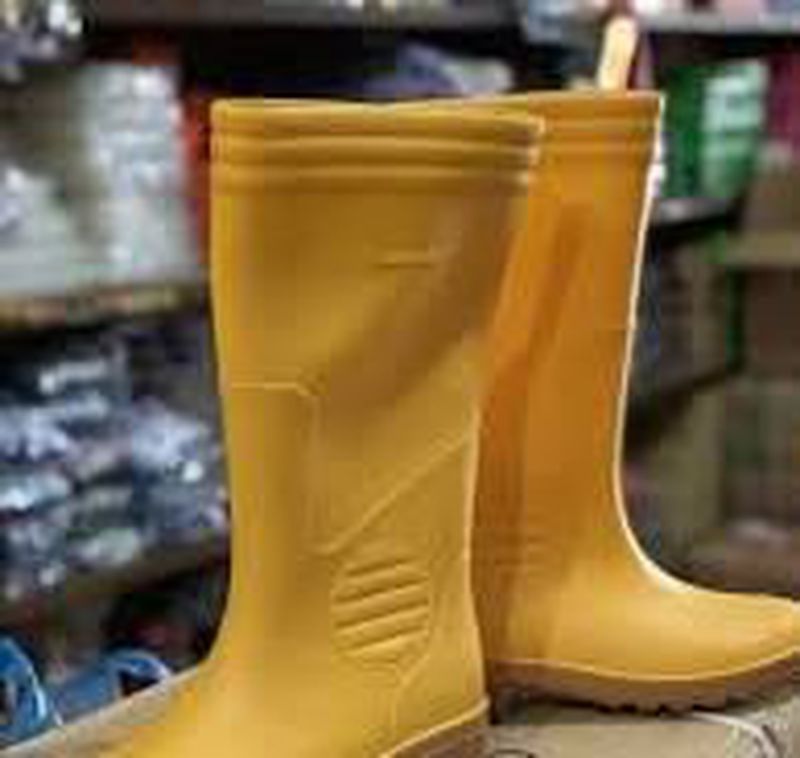 SEPATU BOOT KUNING