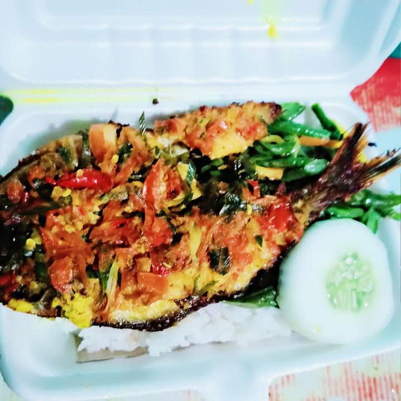 Nasi putih Ikan bela rica Sayur kacang panjang tumis