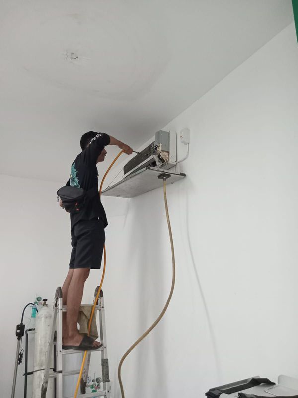 CUCI AC SPLIT 1 - 2 PK INDOOR DAN OUTDOOR