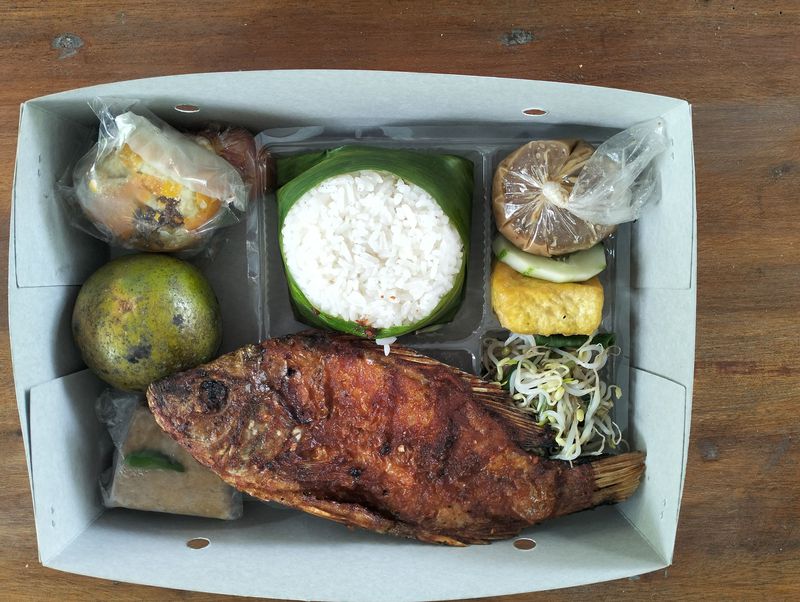 Paket nasi box plus snack