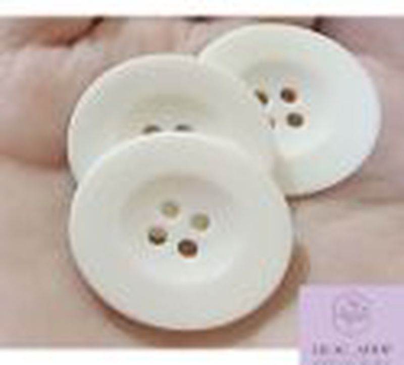 Kancing putih variasi besar