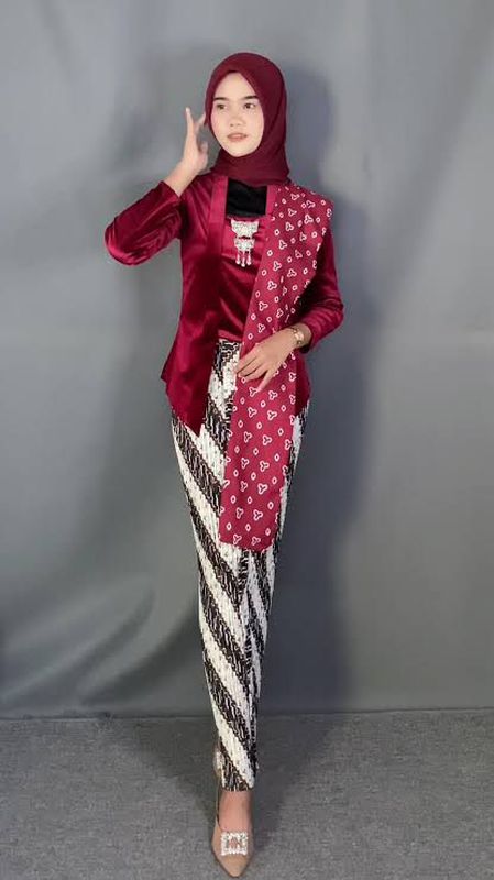 Kebaya Bludru Merah