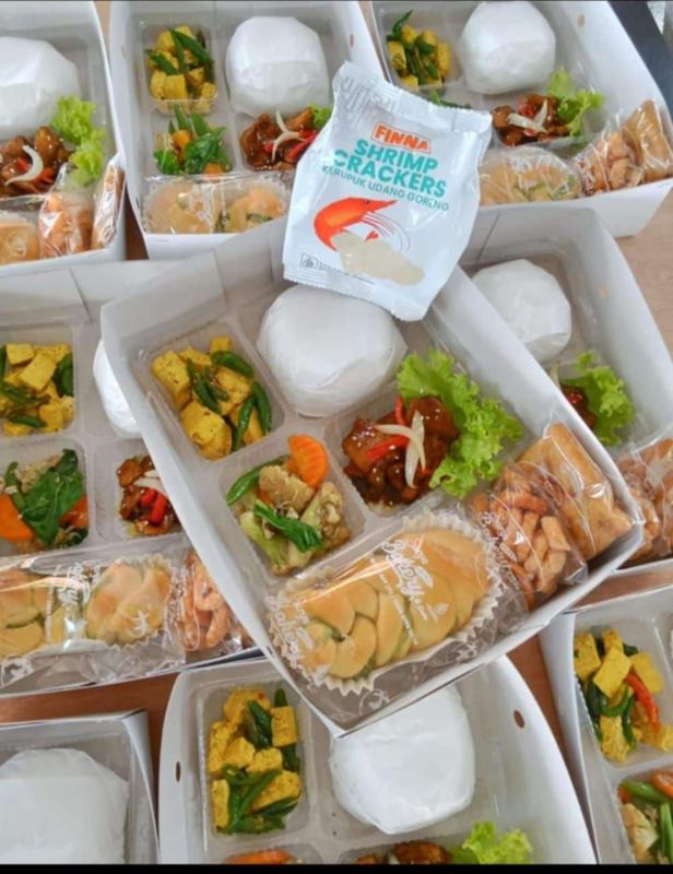 Paket nasi box dan snack dengan isian: nasi,daging teriyaki,ca sayur ...
