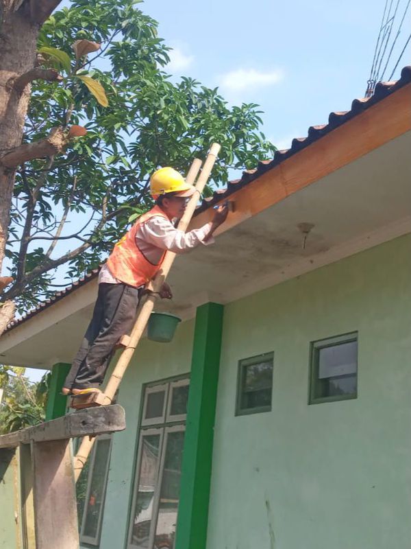 Pekerjaan Cat Listplank Sisi Selatan dan Sisi Timur Puskesmas Gamping I