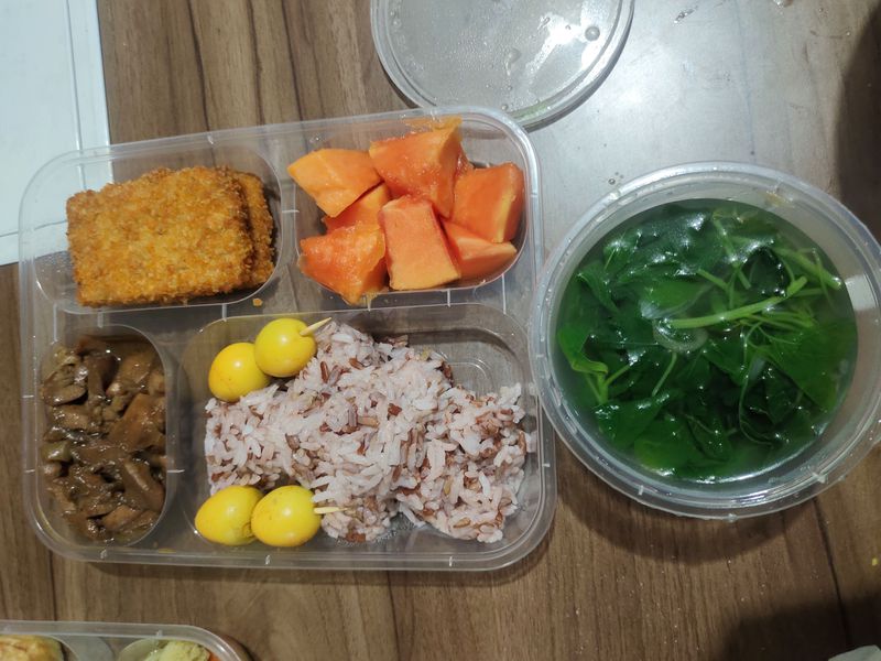 Pemberian makanan tambahan (PMT) balita 9-11, Nasi , sop ayam kacang ...