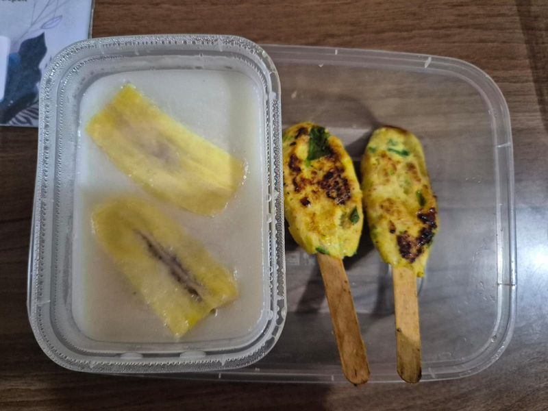 Pemberian makanan tambahan (PMT) balita 9-11, sate lilit dan kue lapis ...