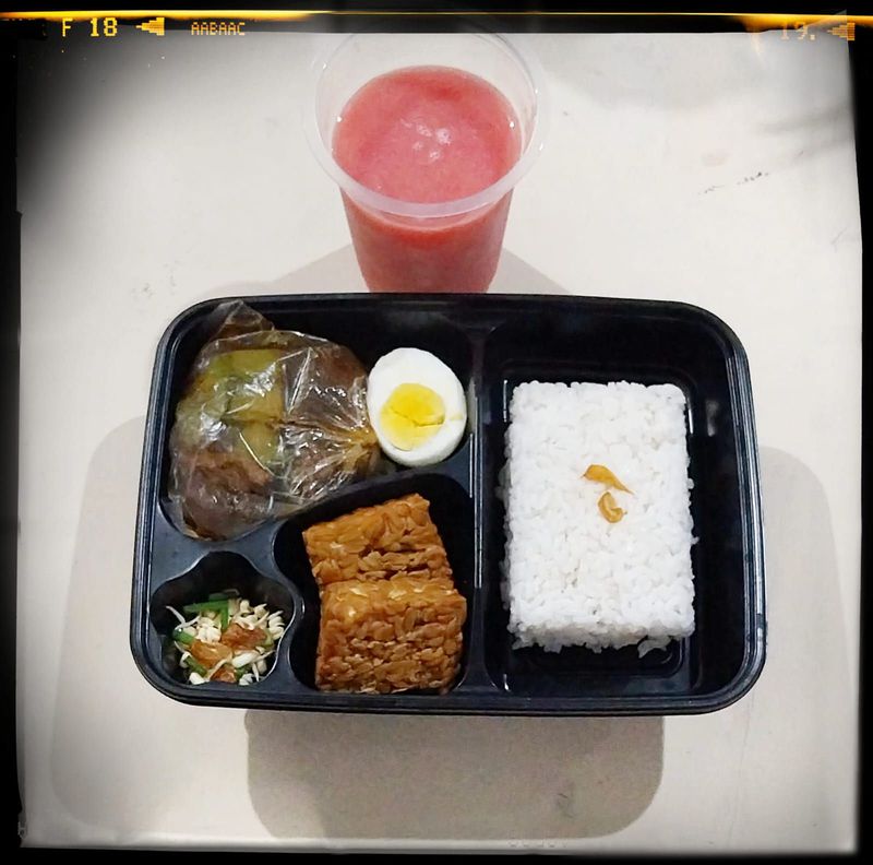 Rawon, telur rebus, tempe goreng dan jus jambu merah (Menu PMT bumil)