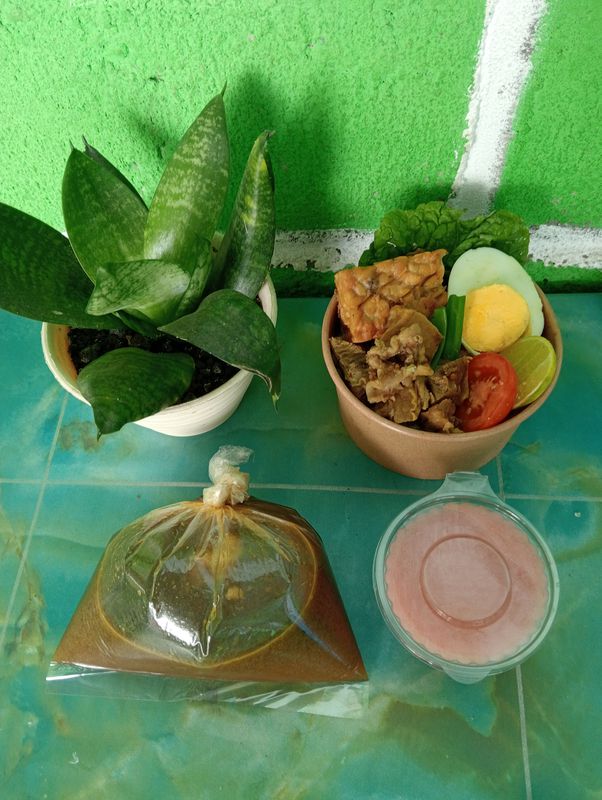 Rawon ,telur rebus ,tempe Goreng + Jus Jambu Merah ( PMT Balita )