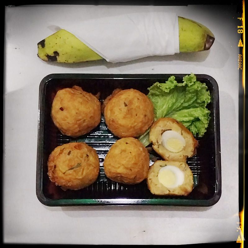 Bola Kentang daging isi telur puyuh dan buah pisang (Menu PMT Bumil)