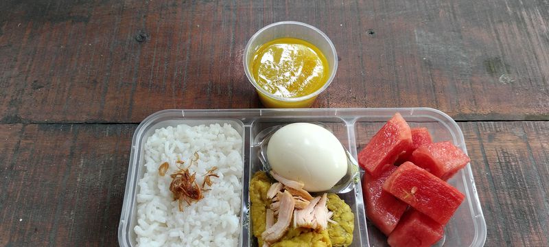 nasi soto ayam,ayam suwir tahu bb kuning+telur rebus+semangka
