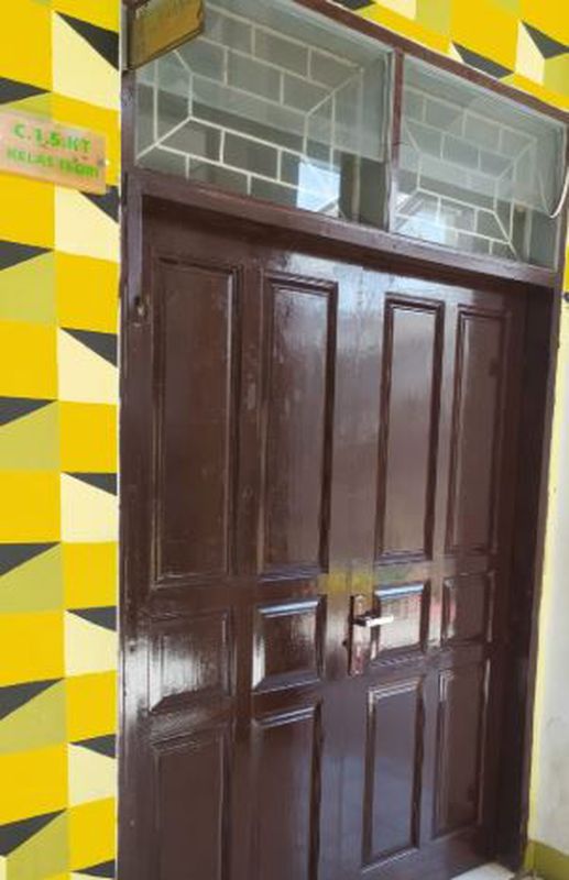 perbaikan pintu kelas