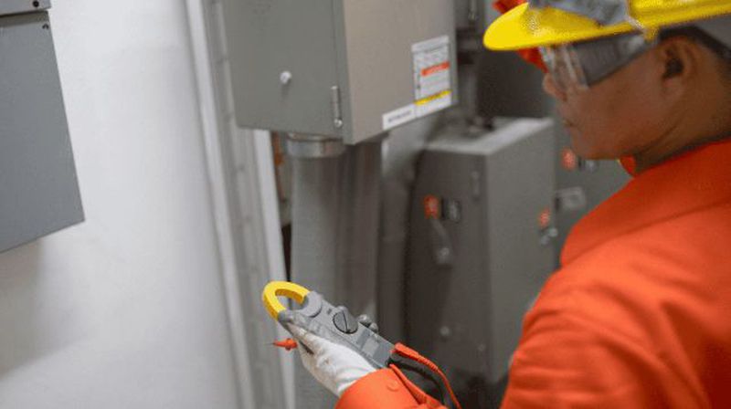 Cleaning Panel dan Busbar Short Circuit