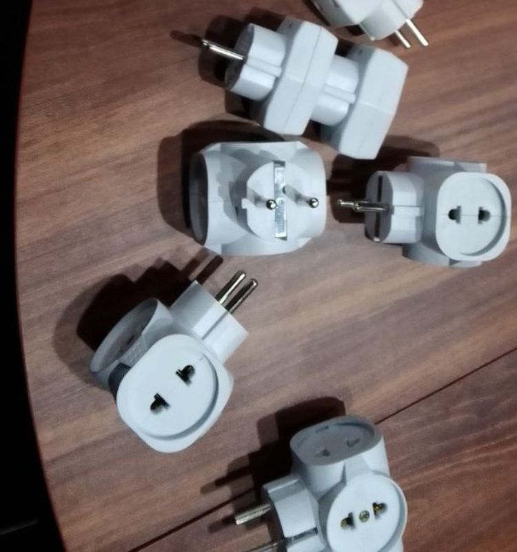 Steker 3 dan 4 lubang - 4 Lubang