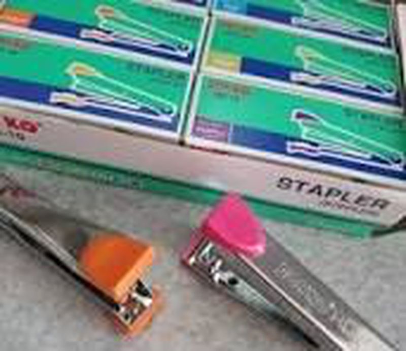 STAPLES UKURAN SEDANG