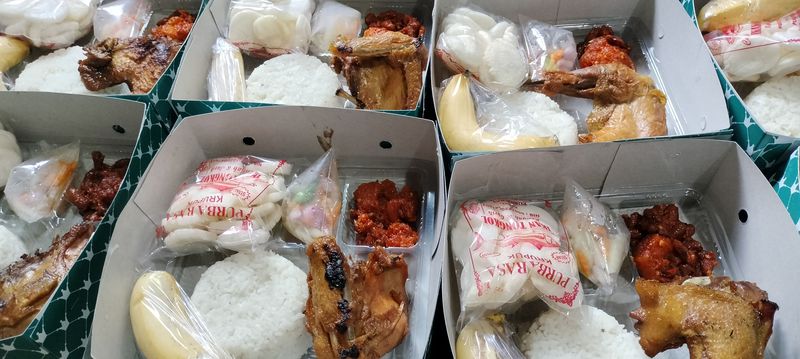 PAKET NASI BOX SNACK DAN MINUM
