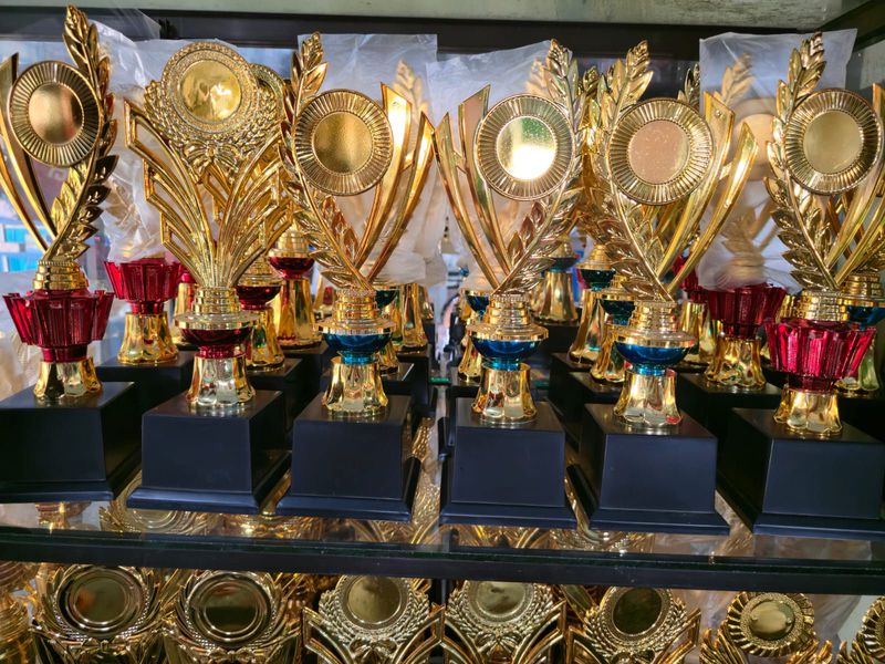 Thropy satu set isi 2