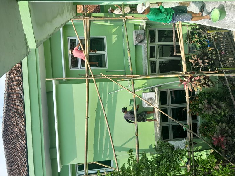 Amplas Pengelupasan Cat Lama Dinding Luar dan Listplank Beton Gedung ...