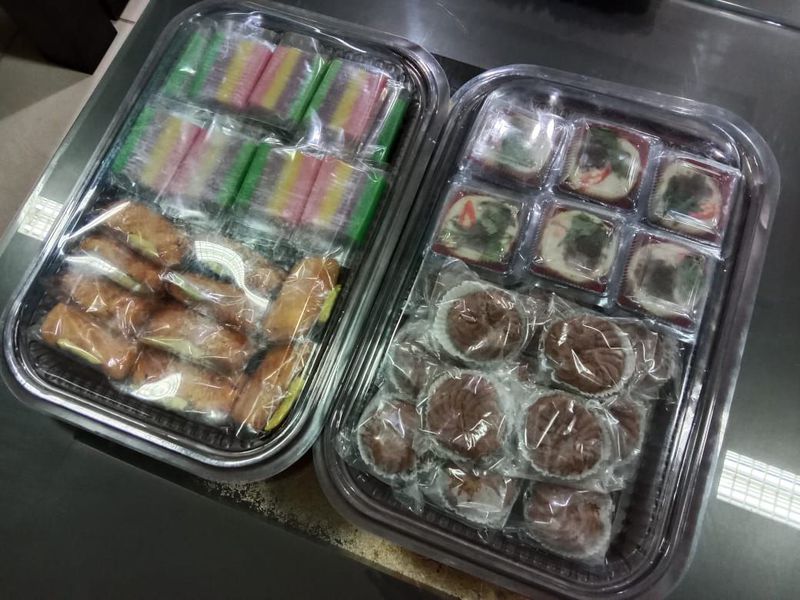 Kue mini dalam nampan