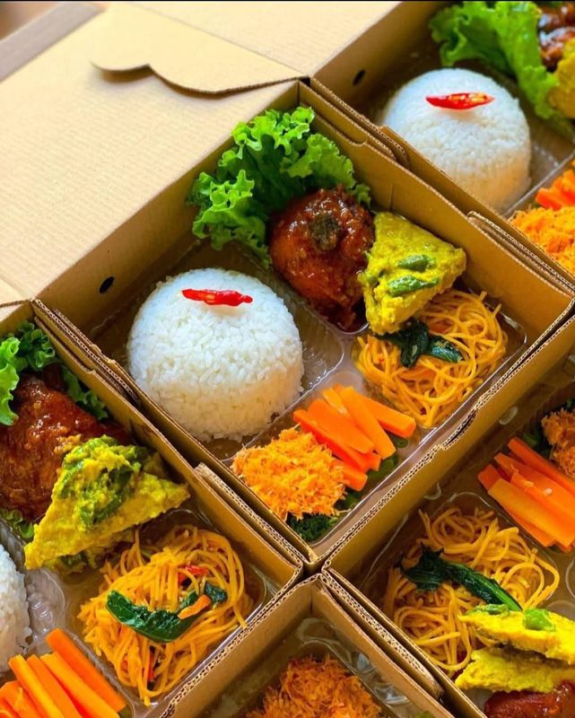 Nasi kotak + Snack Box + 2 air mineral 330ml